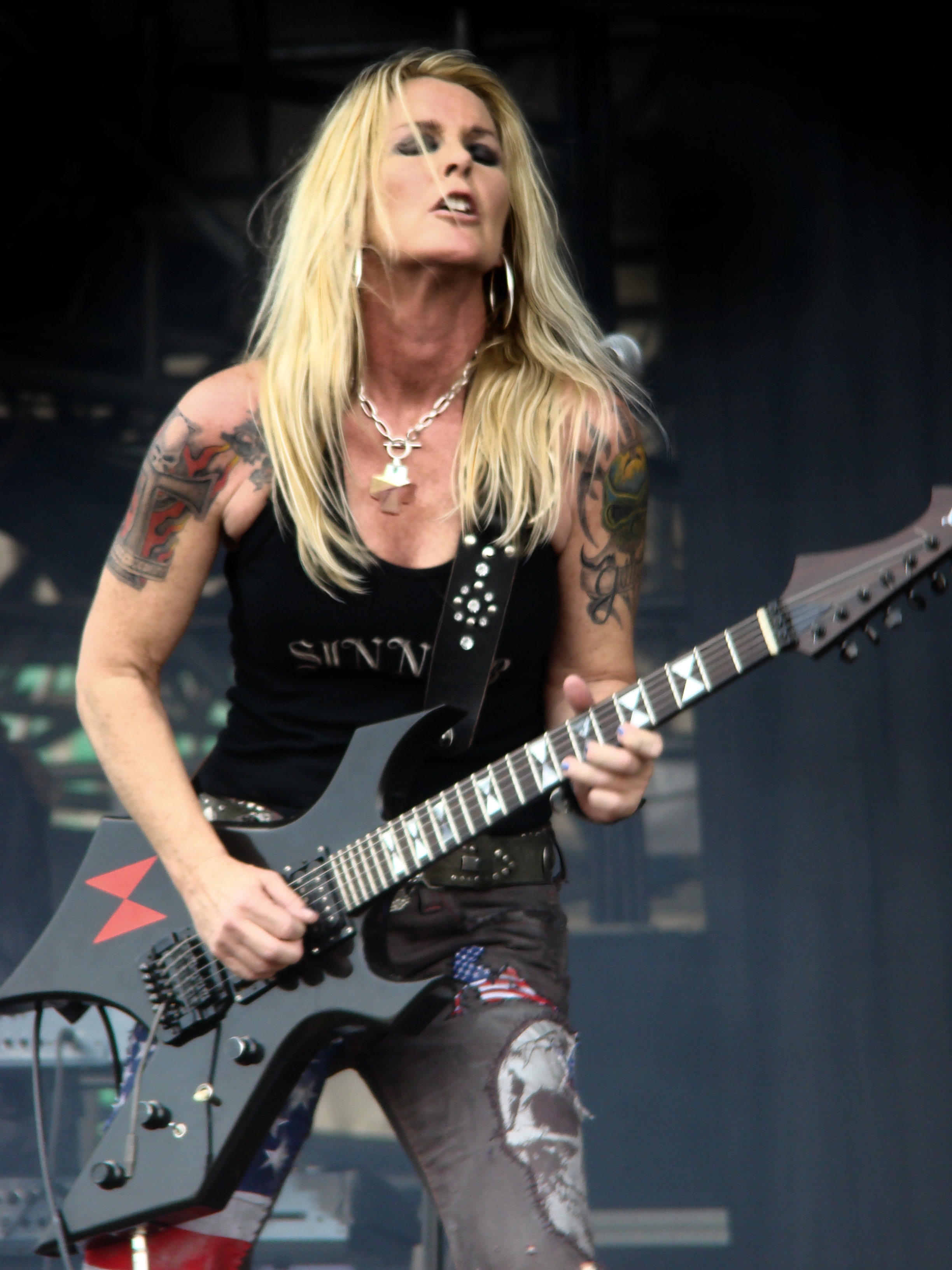 LITA FORD EDITA UNA MÁS QUE PROMETEDORA AUTOBIOGRAFÍA